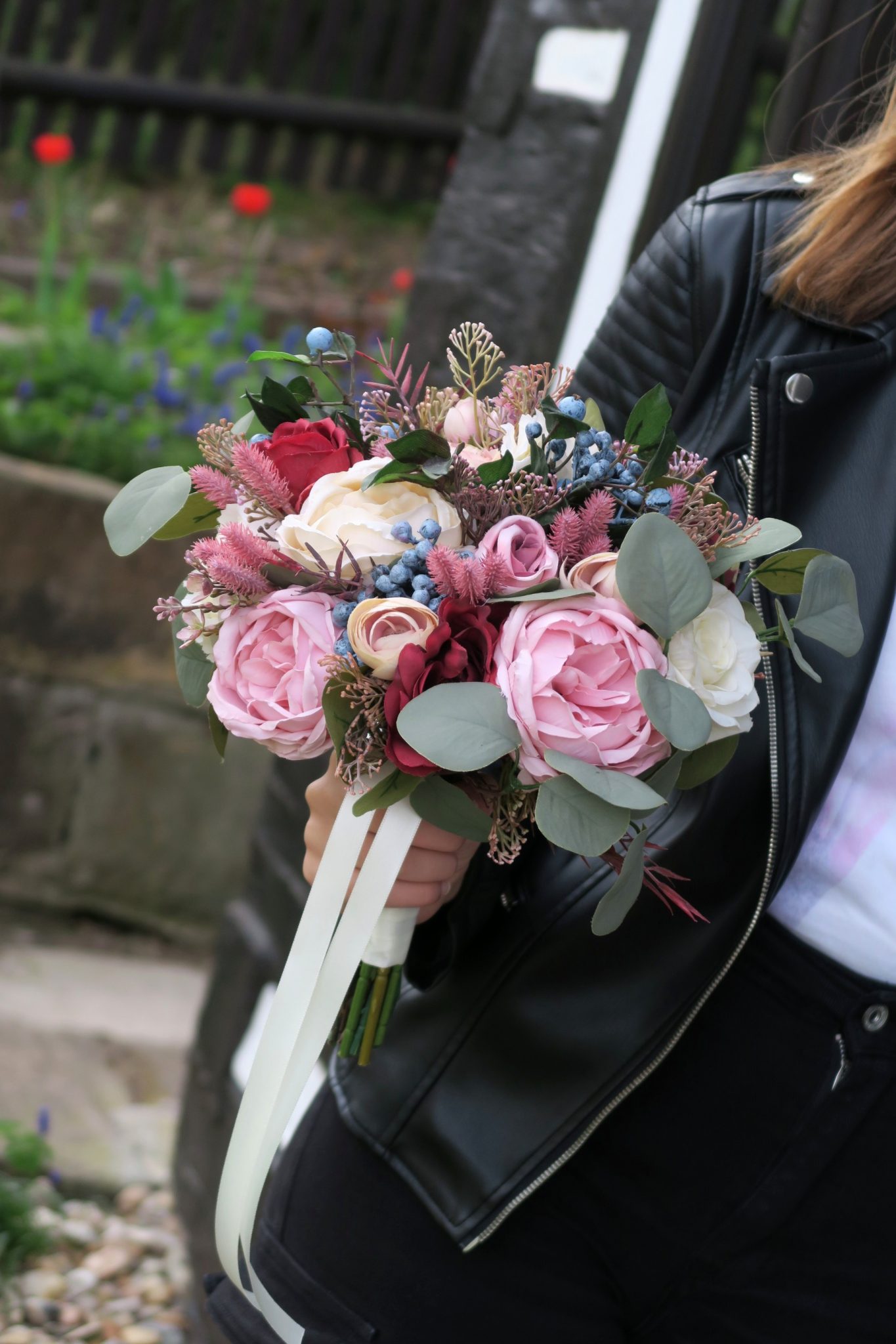 Svatební kytice Rose Ivory s borůvkou – coolnicka.com